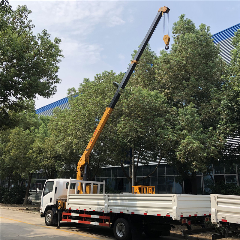 Isuzu ELF XCMG Straight Arm 5 Ton Truck Mounted Crane For Municipal ...